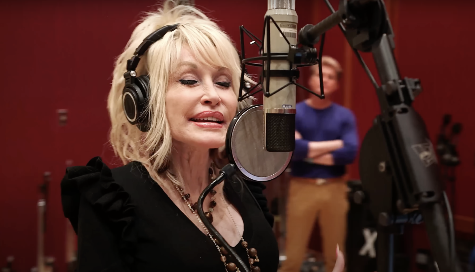 Mötley Crüe une fuerzas con Dolly Parton en una nueva versión de "Home Sweet Home